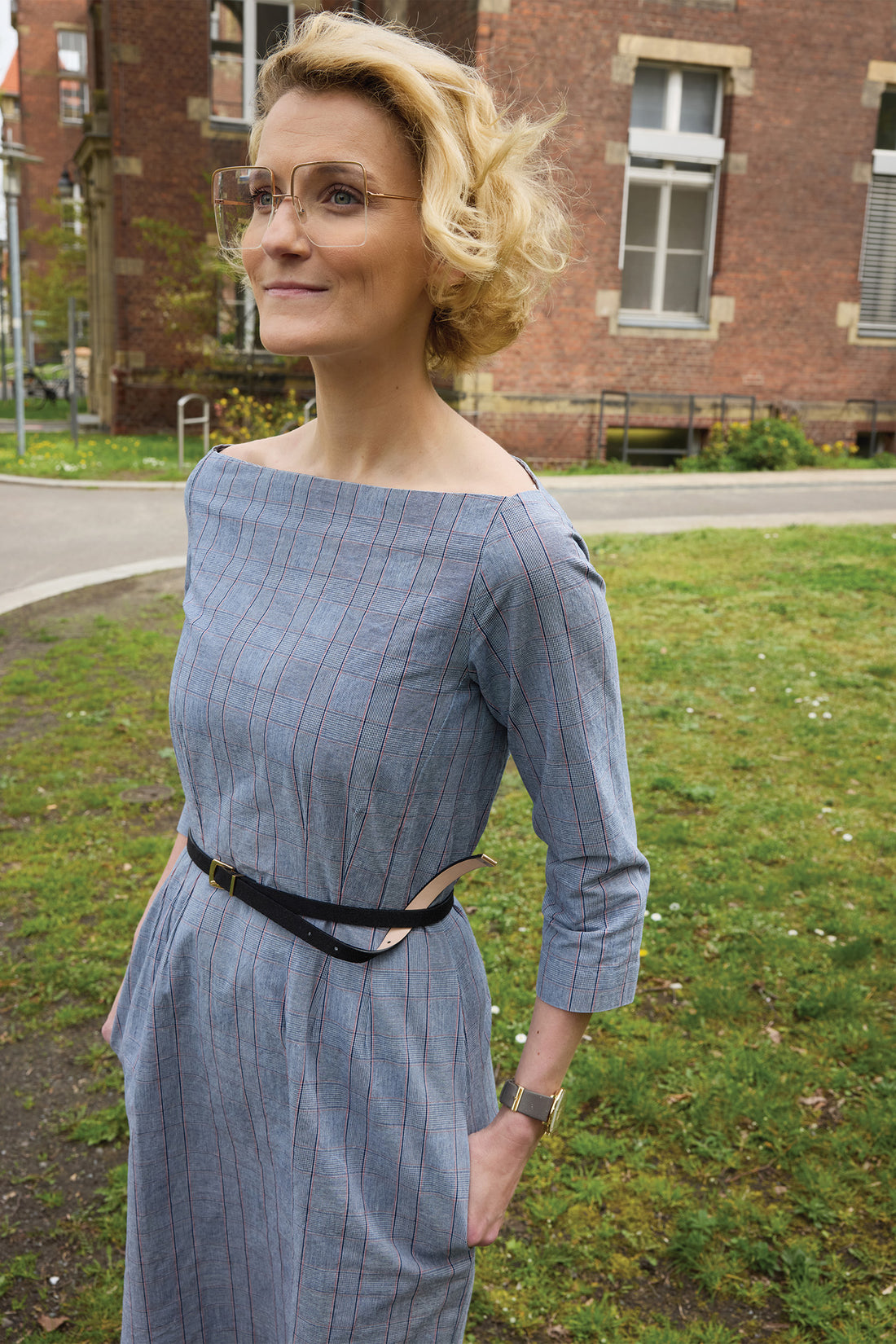 09-2 Hourglass dress with boat neckline – sistermagpatterns